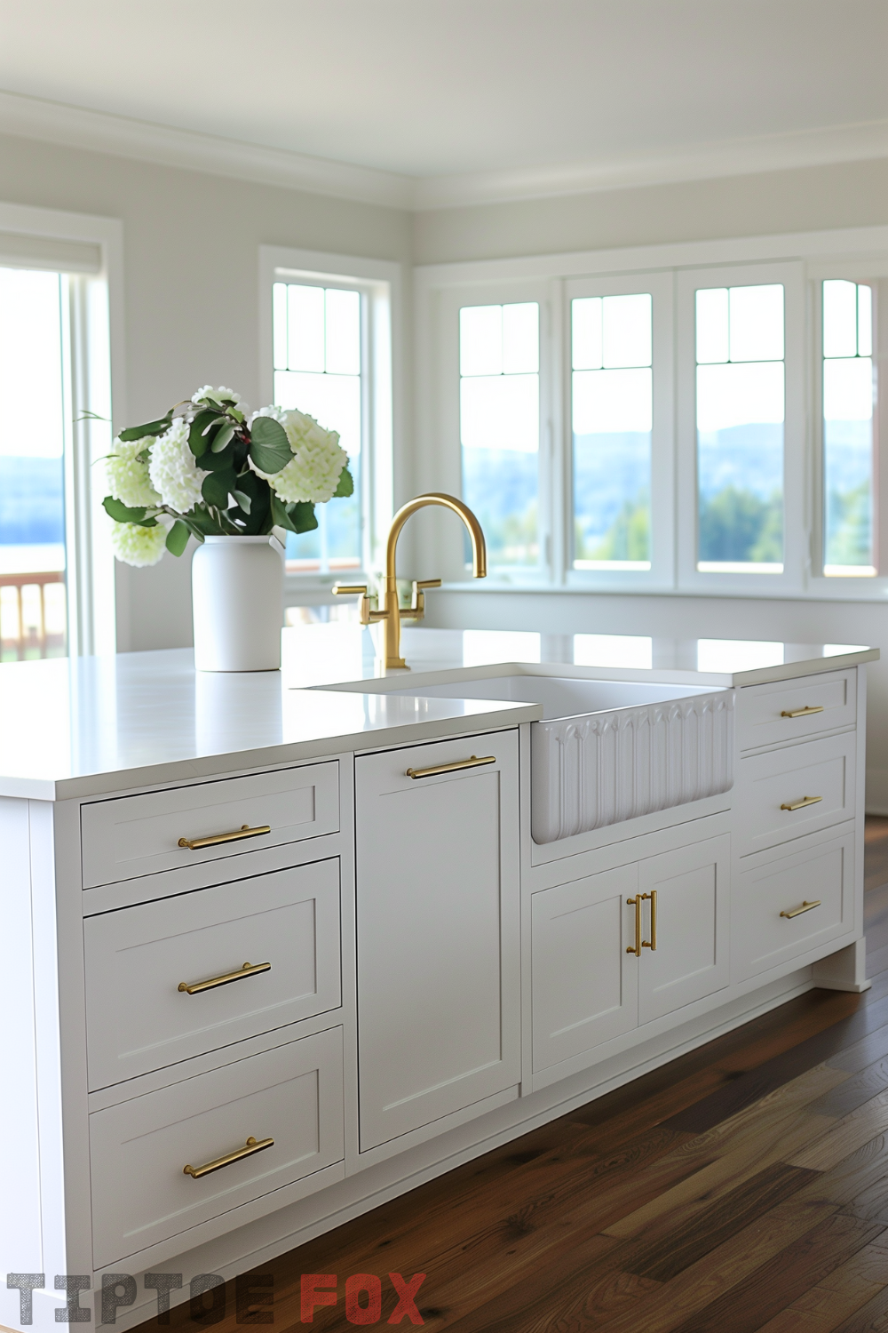 White Kitchen Ideas With Gold Hardware for a Clean & Sophisticated Look ...