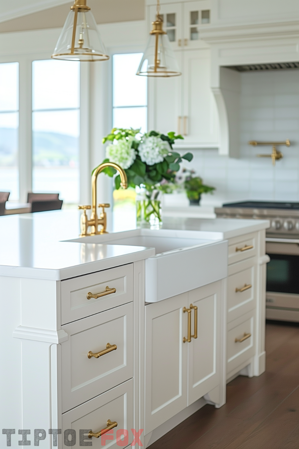 White Kitchen Ideas With Gold Hardware for a Clean & Sophisticated Look ...